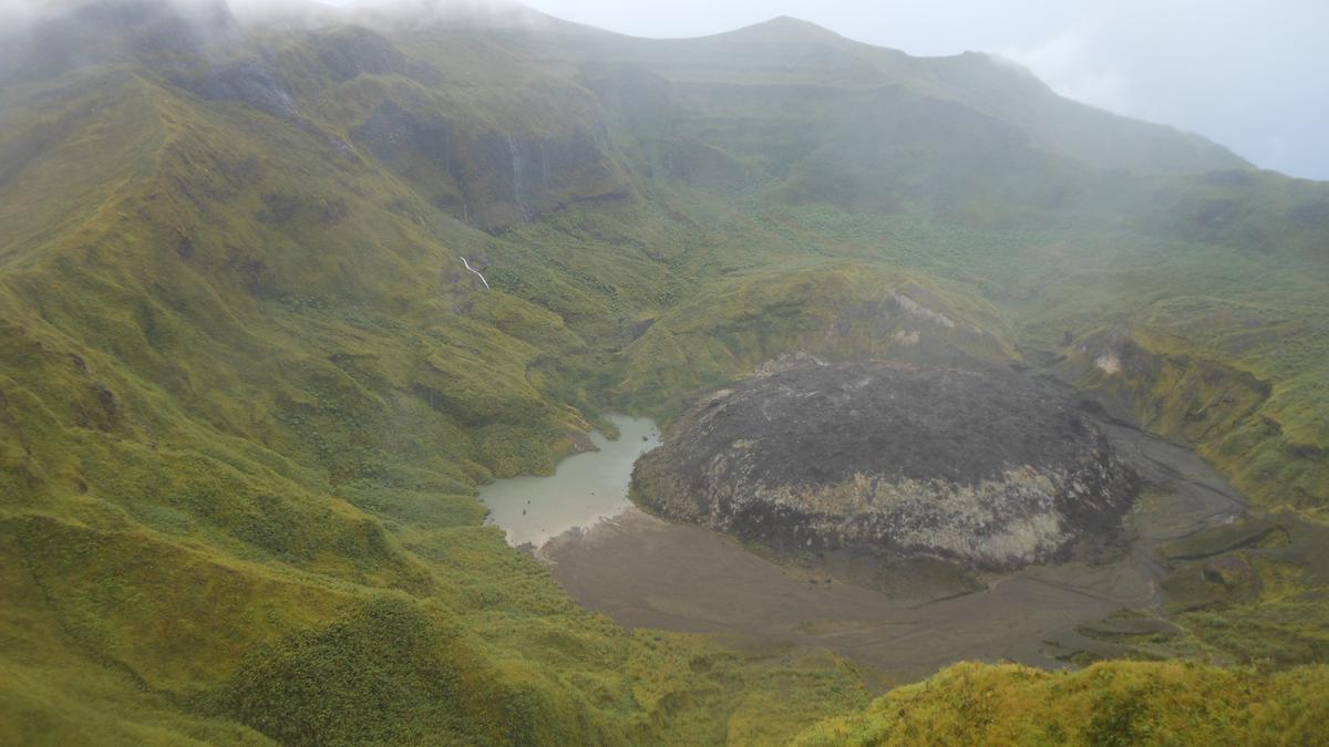 Pos Gunung Awu di Sangihe Catat Terjadi 9 Kali Gempa Vulkanik Dangkal