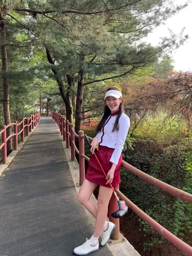 6 Gaya Uhm Ji Won Si Pemeran Antagonis Little Women di Lapangan Golf ...