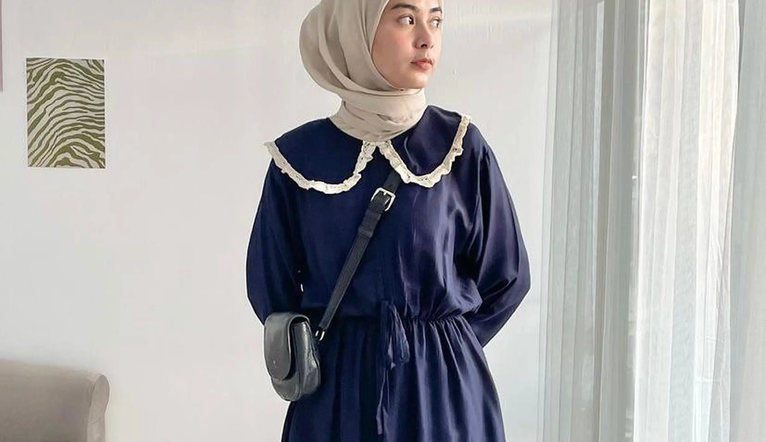 10 Ide Padu Padan Baju Warna Biru Dongker dengan Hijab, Simpel dan Elegan