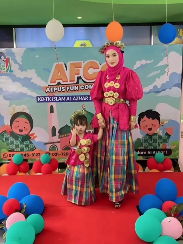 Potret Zaskia Gotik Temani Anak Fashion Show di Sekolah, Pakai Baju ...