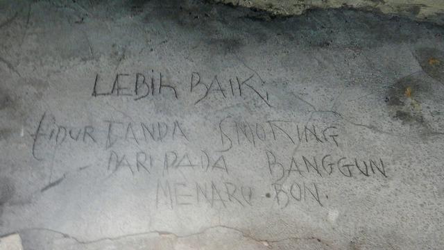 6 Tulisan di Dinding Bangunan Ini Bikin Senyum Tipis, Jadi Suntikan ...