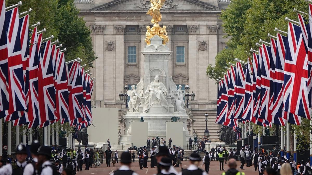 3 Perbedaan Penobatan Raja Charles III dan Ratu Elizabeth II