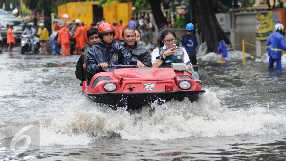 Mobil Amfibi Dikerahkan untuk Evakuasi Warga yang Terjebak Banjir
