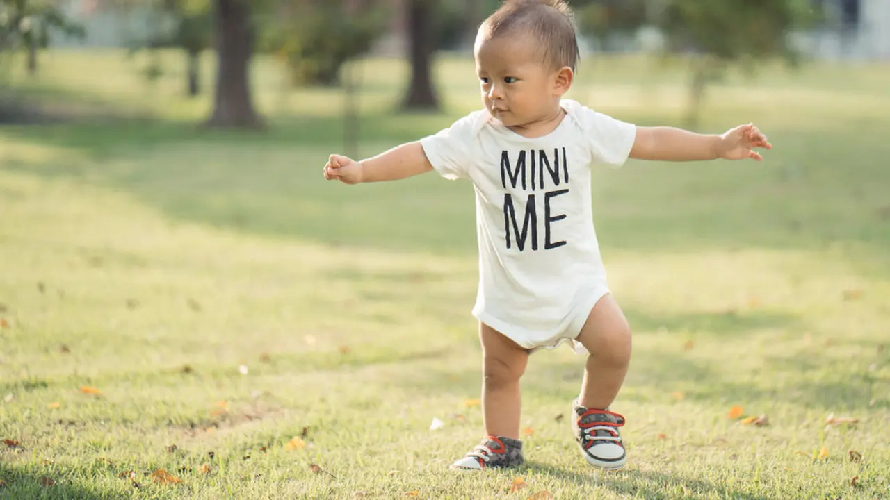 Tahap-tahap Bayi Mulai Berjalan dan Tips Mengajarkannya - Parenting ...