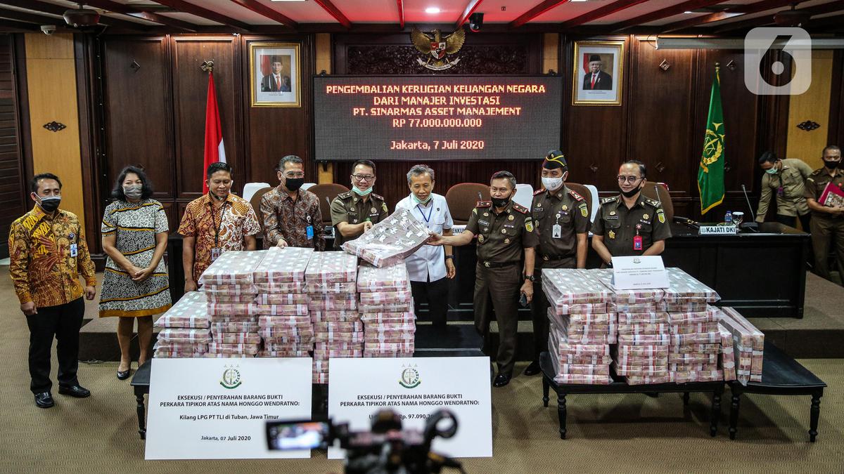 FOTO: Tumpukan Uang Barang Bukti Kasus Honggo Wendratno - Foto Liputan6.com