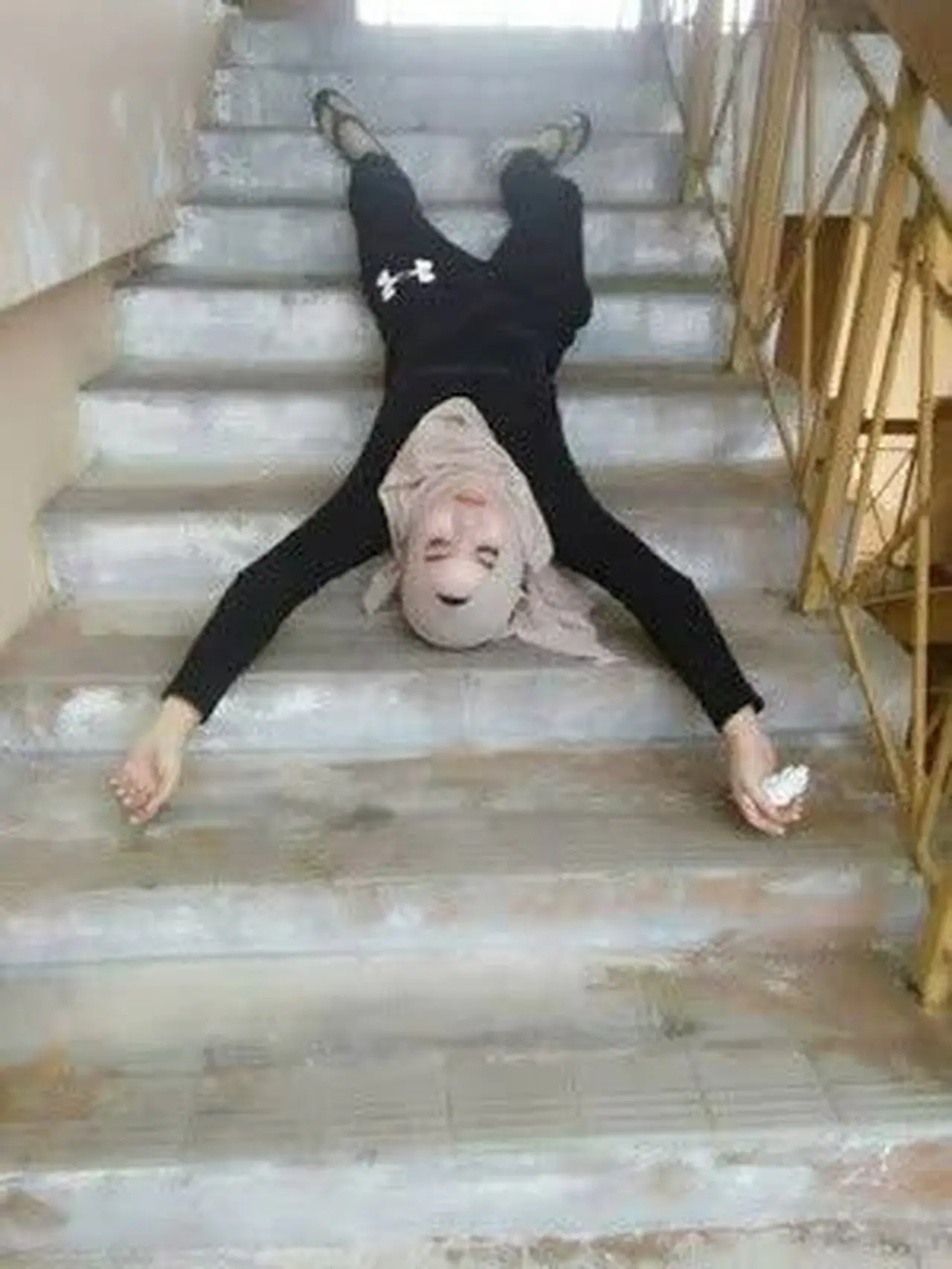 6 Aksi Emak-Emak Rebahan Ini Nyeleneh Banget, Gaya Santainya Kocak ...