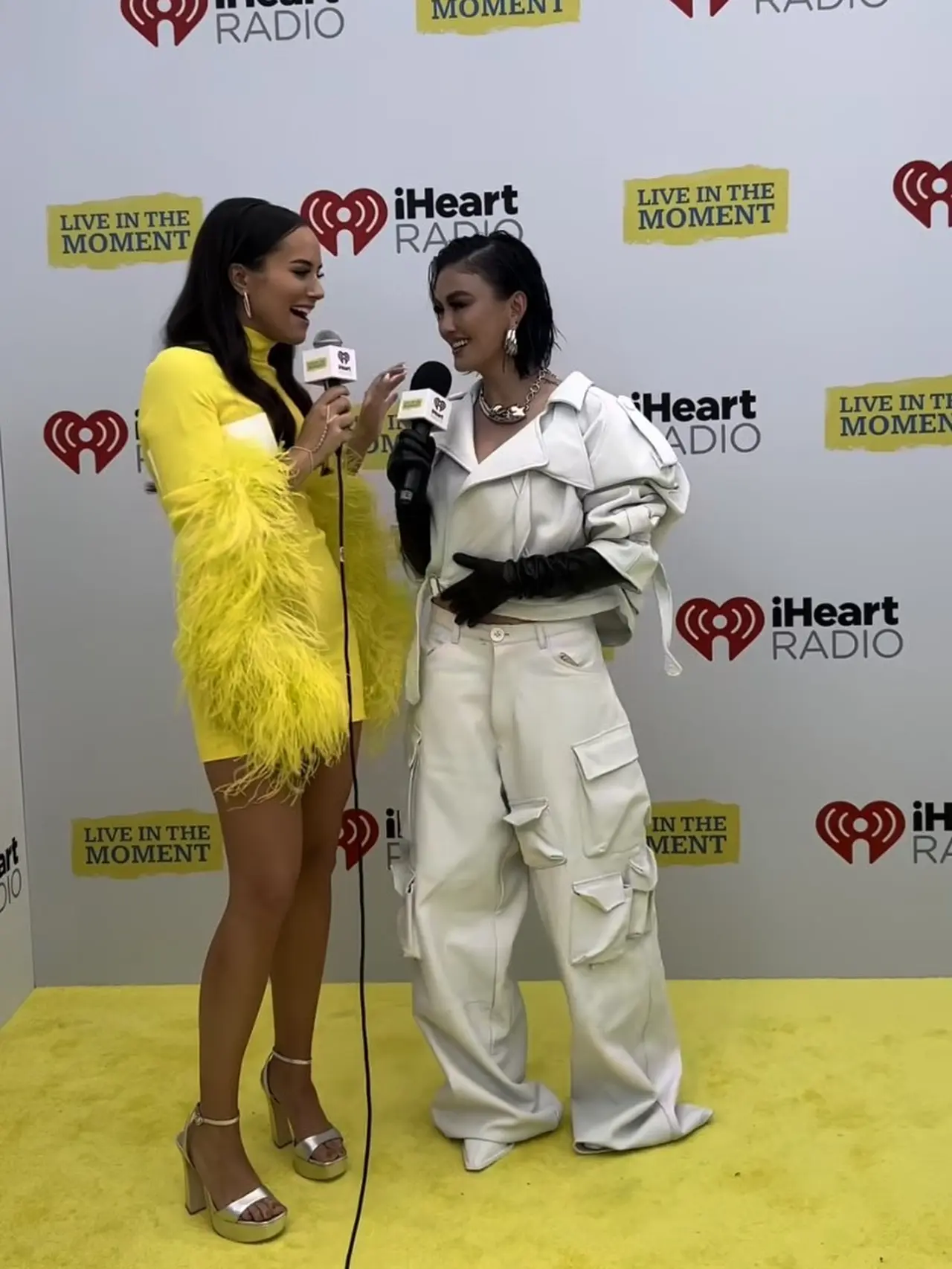 6 Tampilan Edge Agnez Mo Serba Putih dengan Aksesori Silver saat Hadir si Penghargaan Musik ...