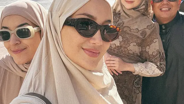 7 Potret Erica Putri Jalani Umrah dengan Sahabat, Fokus Ibadah dan ...