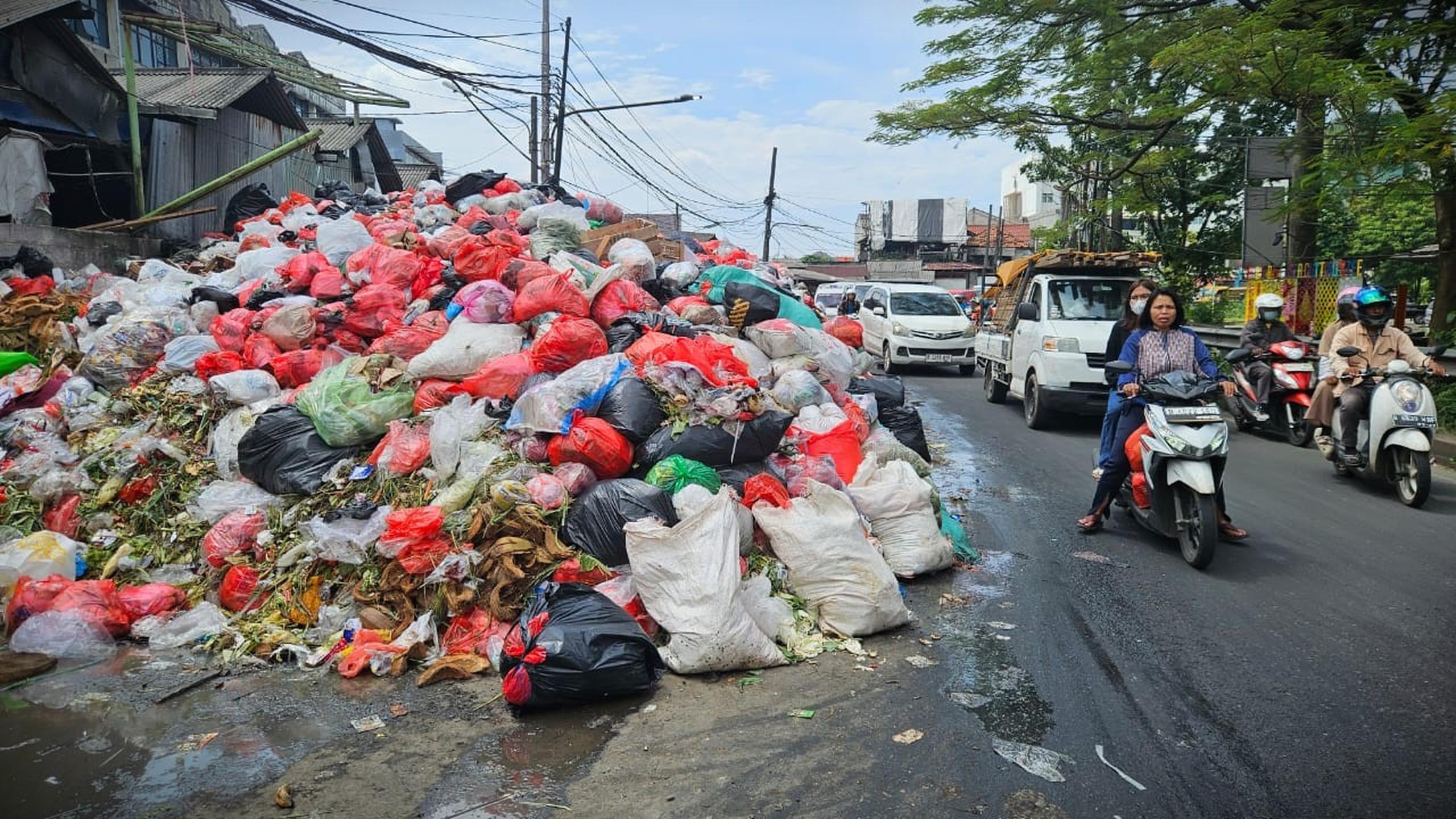 Tumpukan Sampah Masih Menggunung di Tangerang Selatan: Bau Busuk Masih ...