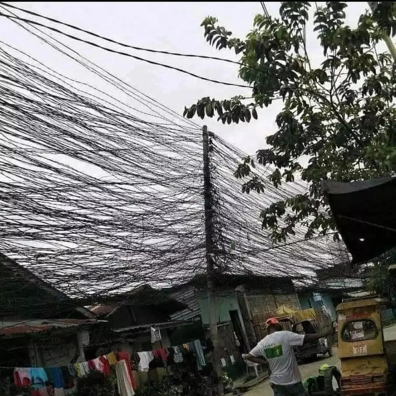 6 Potret Kabel Kusut Ini Penampakannya Ruwet Banget, Bikin Elus Dada ...