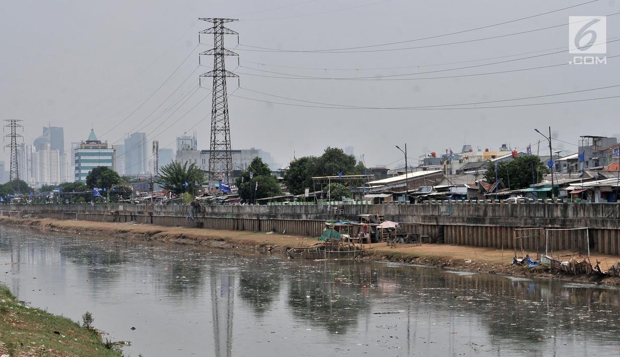 Foto Sampah Penuhi Aliran Kanal Banjir Barat Foto