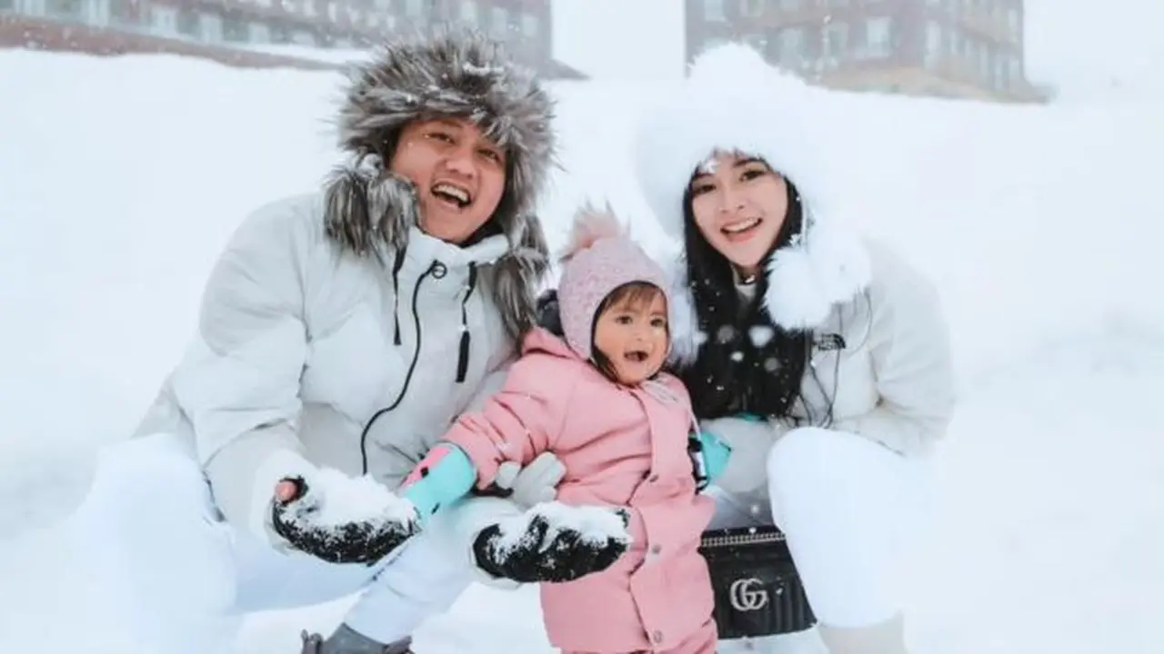 4 Potret Denny Caknan Main Salju Bareng Istri dan Anak, Aksi Kayang ...