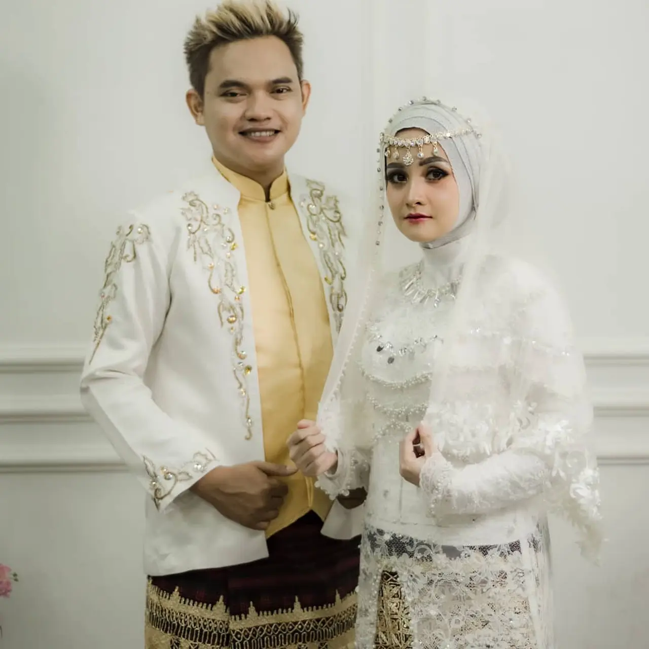6 Potret Dodhy Kangen Band dan Istri Rujuk, Ingat Modal Nikah Rp 500 Ribu - Hot Liputan6.com