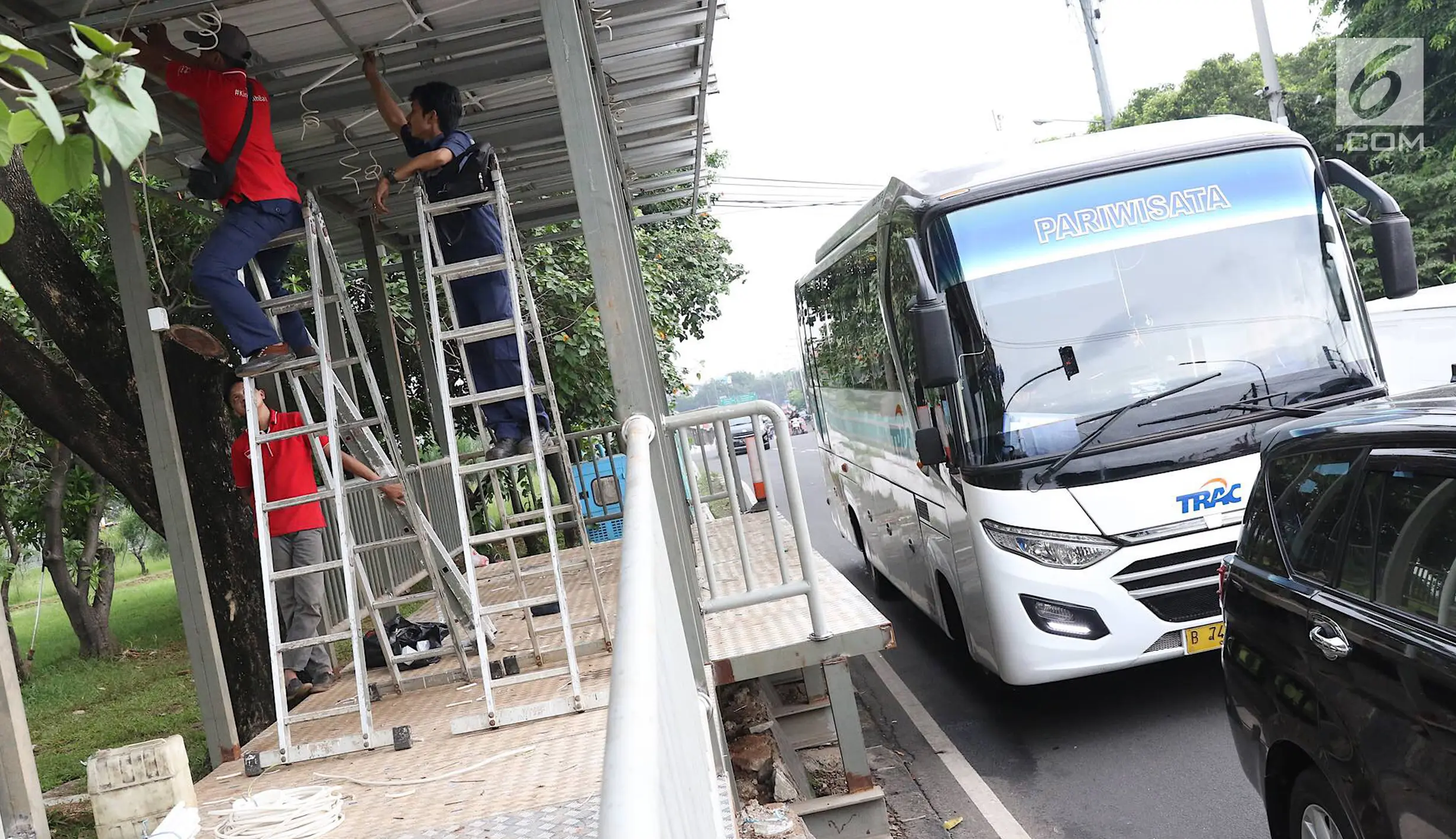 FOTO: Permudah Akses, Halte Transjakarta Dibangun di Kampung Rambutan ...
