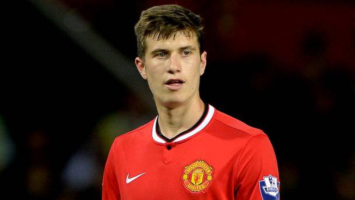 Ngeri, Kepala Bek Muda MU Distaples di Lapangan Usai Benturan - Bola ...