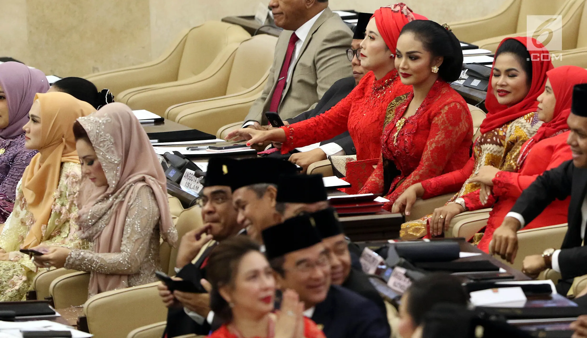 FOTO: Penampilan Para Artis Saat Dilantik Jadi Anggota DPR - Foto Liputan6.com