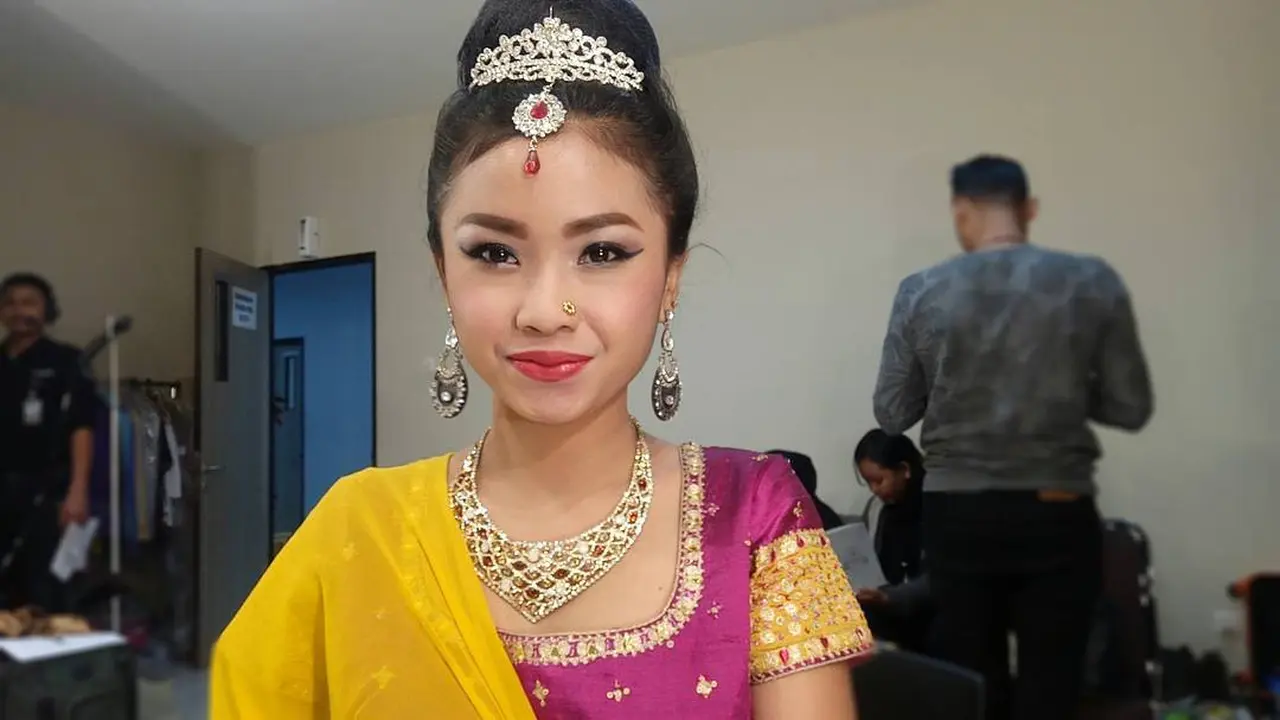 6 Potret Ayya Renita dengan Makeup Tebal, Penampilannya Bikin Pangling - Surabaya Liputan6.com