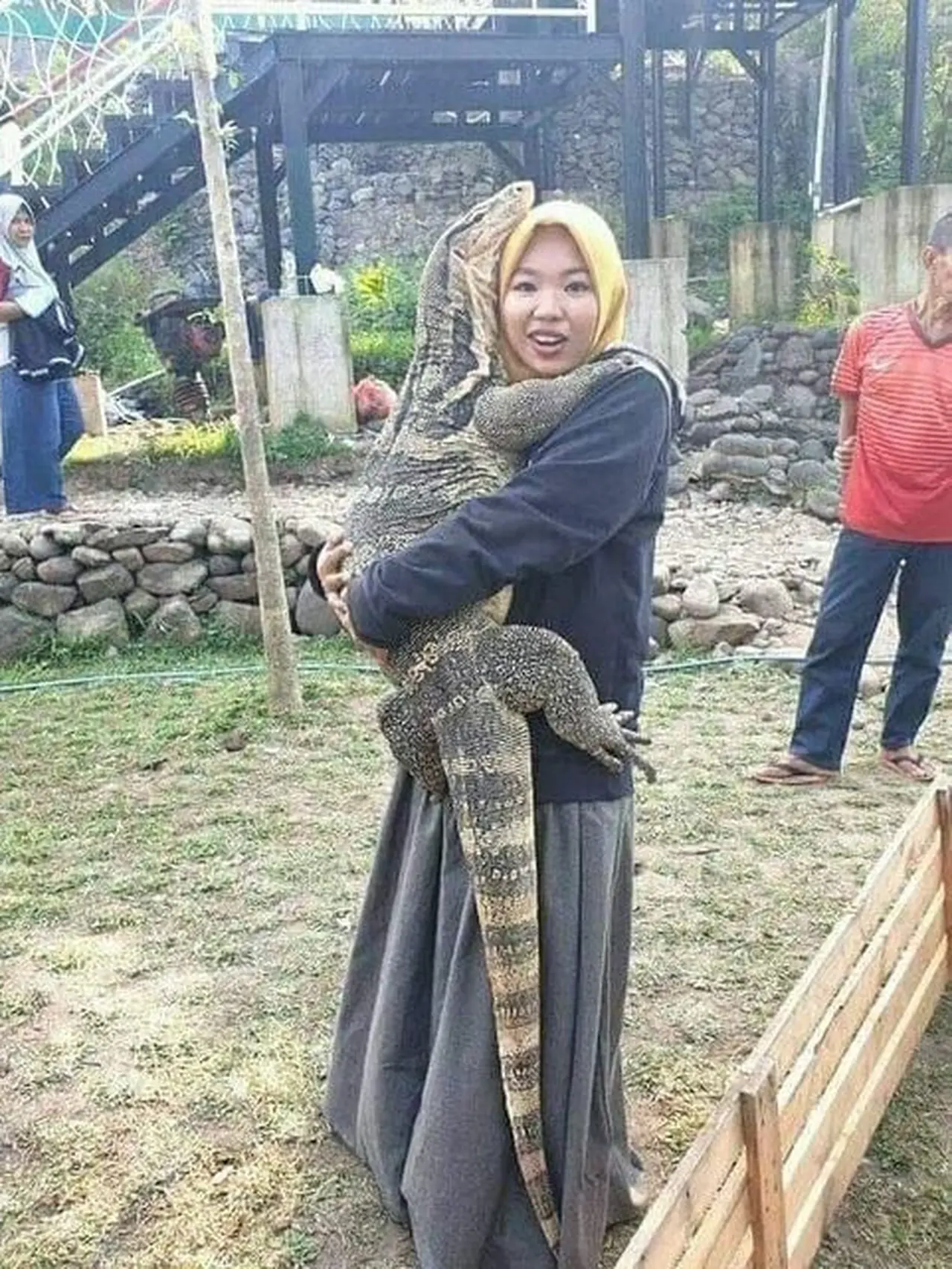 6 Potret Nyeleneh Orang saat Gendong Hewan Ini Bikin Tepuk Jidat - Hot Liputan6.com