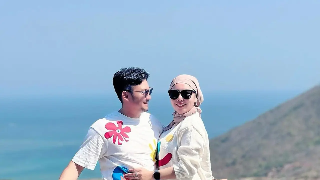 Pamer Baby Bump, Ini 6 Potret Mesra Angga Wijaya dan Nurul Kamaria ...