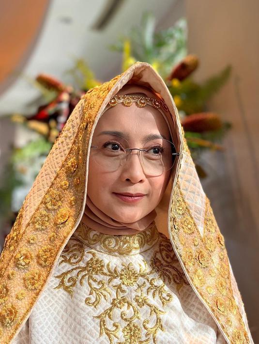 Potret Desy Ratnasari dalam Balutan Busana Adat Minang, Tampil Memesona di Usia Hampir Setengah ...