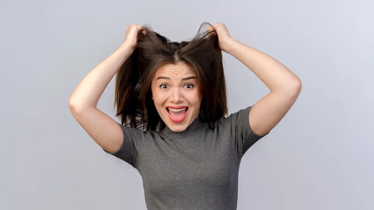 Lakukan 5 Hal ini untuk Mengatasi Pangkal Rambut Lepek!