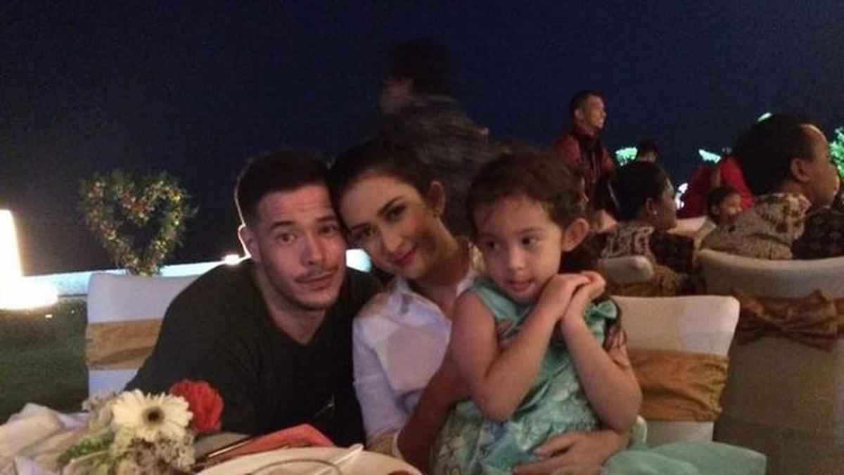 Terungkap Penyebab Cerai Nafa Urbach dan Zack Lee - Entertainment Fimela.com