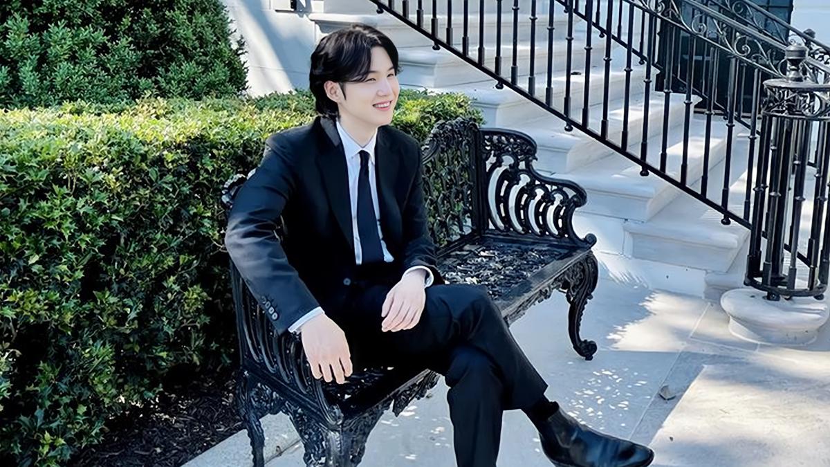 FOTO: Bak CEO Muda, Ini Penampilan Suga BTS Saat Pakai Jas Formal