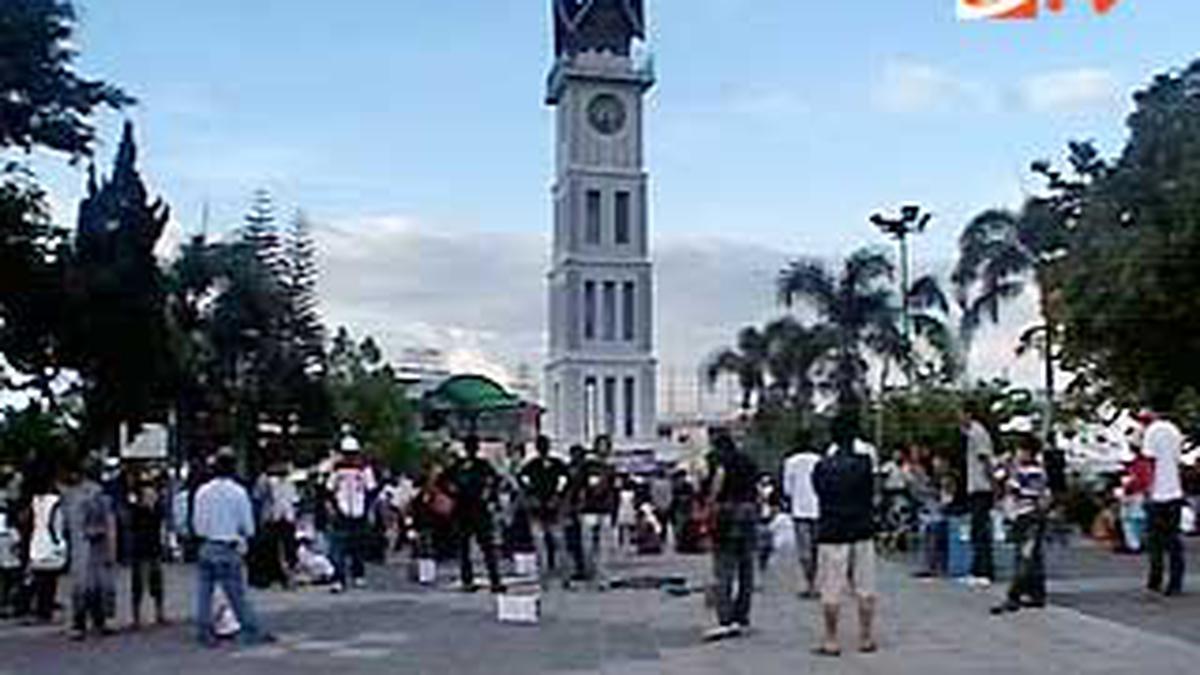 Menanti Adzan Maghrib di Pelataran Jam Gadang