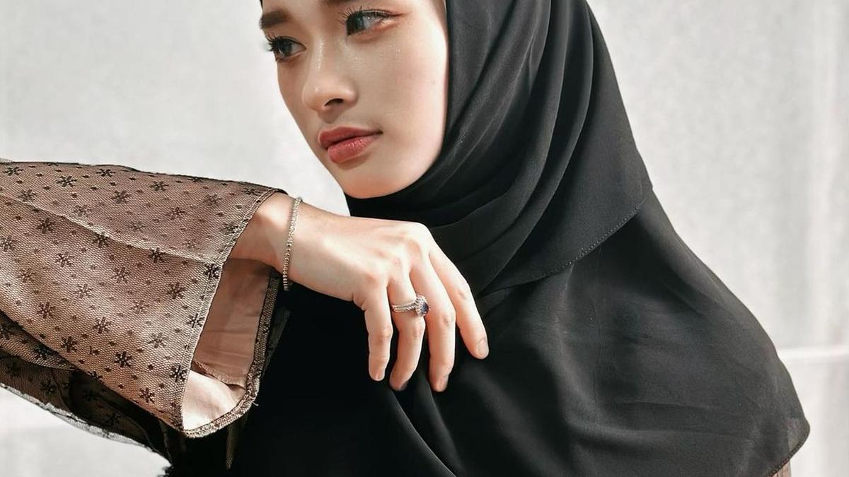 6 Potret Gaya Hijab Inara Rusli usai Lepas Cadar yang Disebut Jadul, Kini Jadi Tren - Photo ...