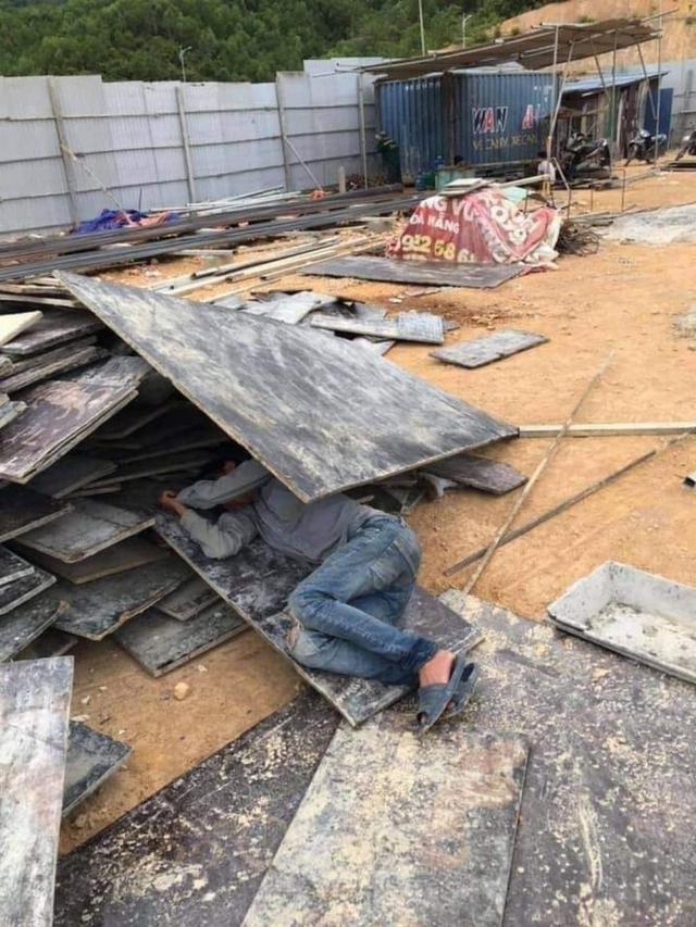 8 Potret Kuli Bangunan Santai di Tempat Proyek Ini Bikin Geleng Kepala