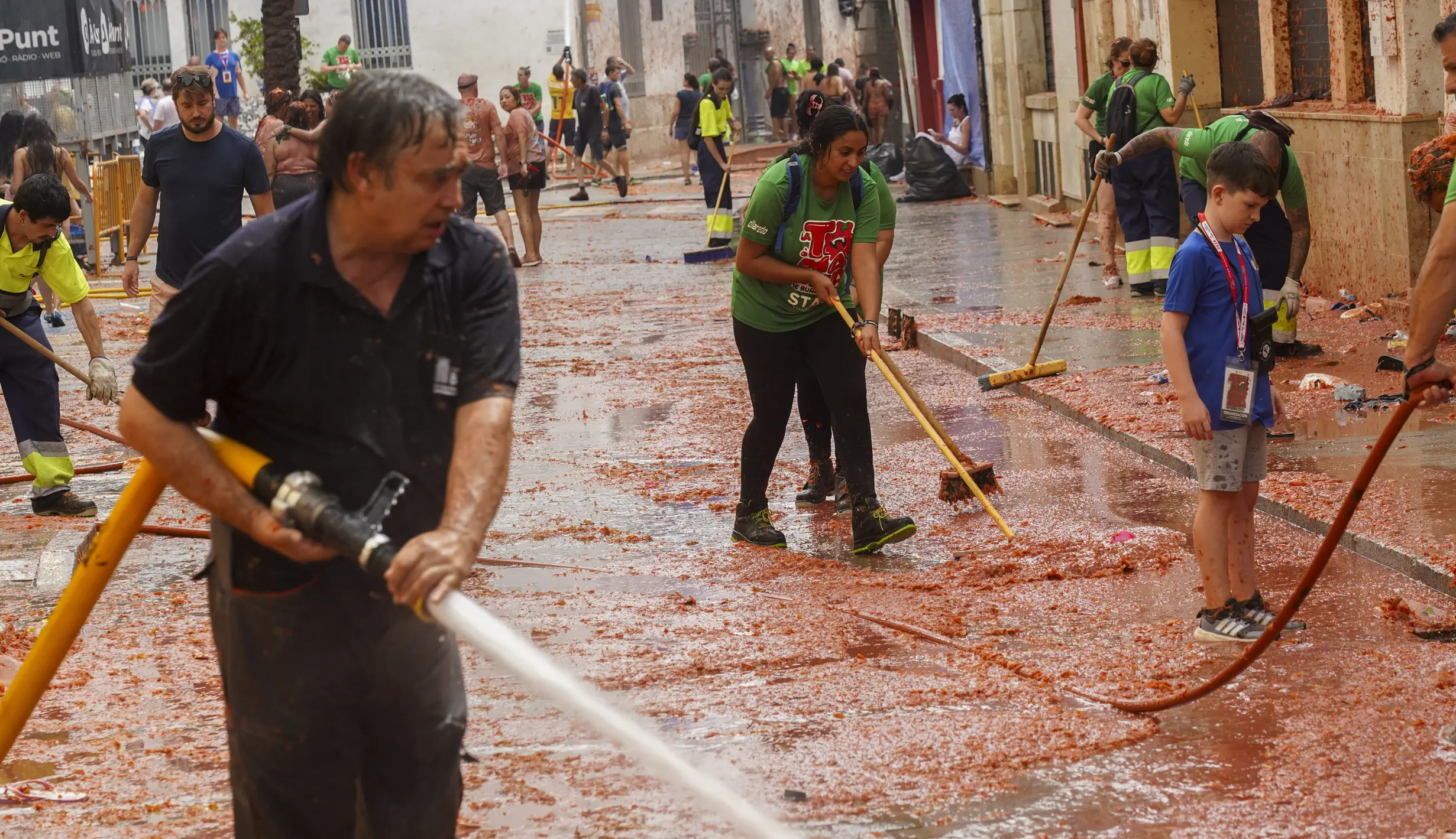 Berlumuran Cairan Merah di Festival Perang Tomat Spanyol - Foto ...