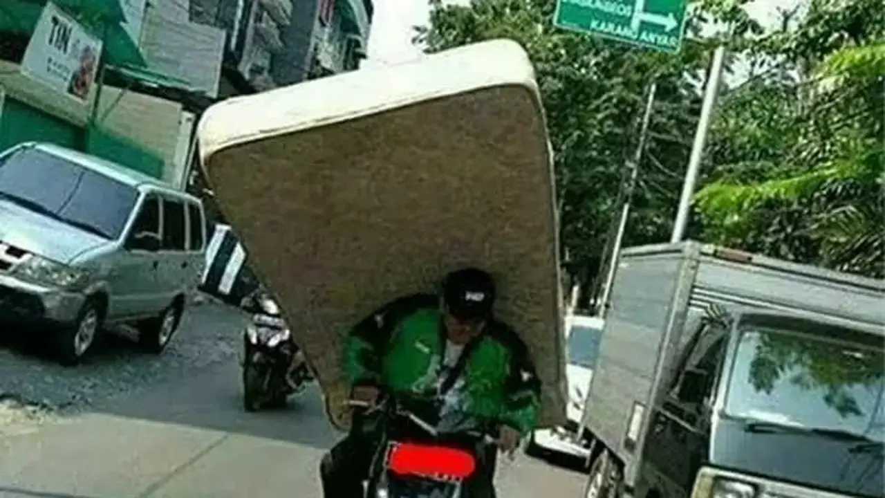 Kumpulan Potret Kerasnya Perjuangan Driver Ojol Memenuhi Permintaan Konsumen - Otomotif Liputan6.com