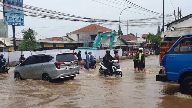 Jalan Pramuka Raya Depok Terendam Banjir, Sejumlah Kendaraan Mogok - News Liputan6.com