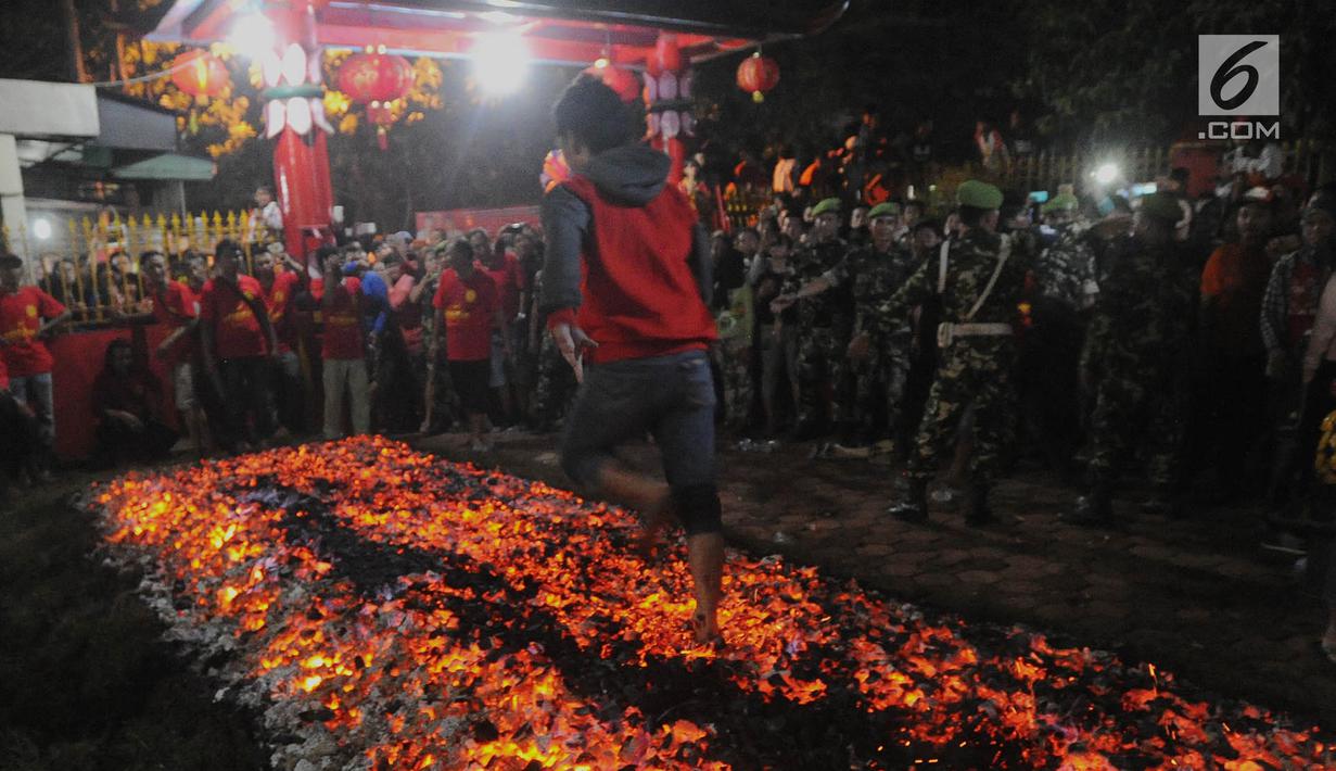 FOTO: Ngerinya Ritual Injak Bara Api di Klenteng Cibinong - Foto ...
