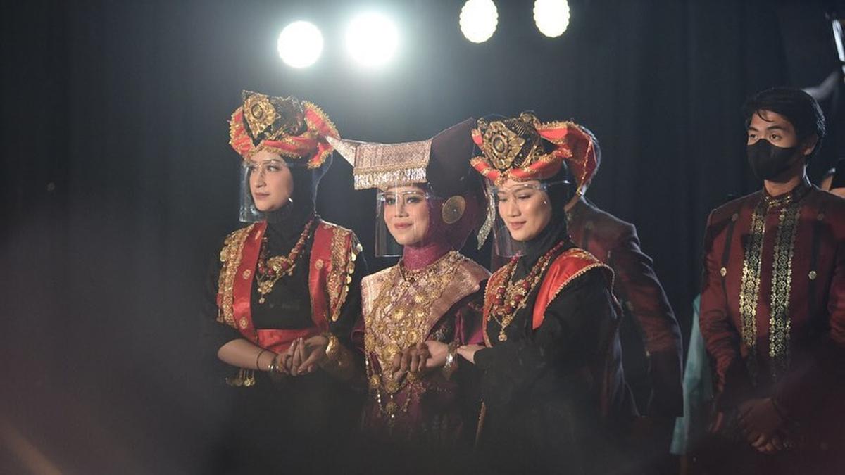 15 Potret Malam Bainai Lesti, Momen Haru Orang Tua Melepas Putrinya