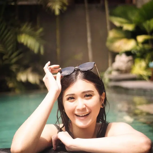 6 Potret Terbaru Mantan Penyanyi Cilik Christi Colondam, Sempat 9 Tahun ...