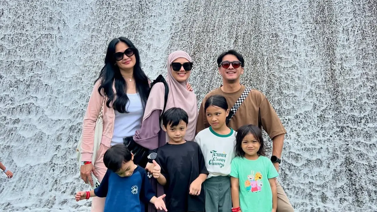 7 Potret Kedekatan Donna Harun dengan Herfiza Novianti Sang Menantu, Senang Bisa Ikut Urus Cucu ...