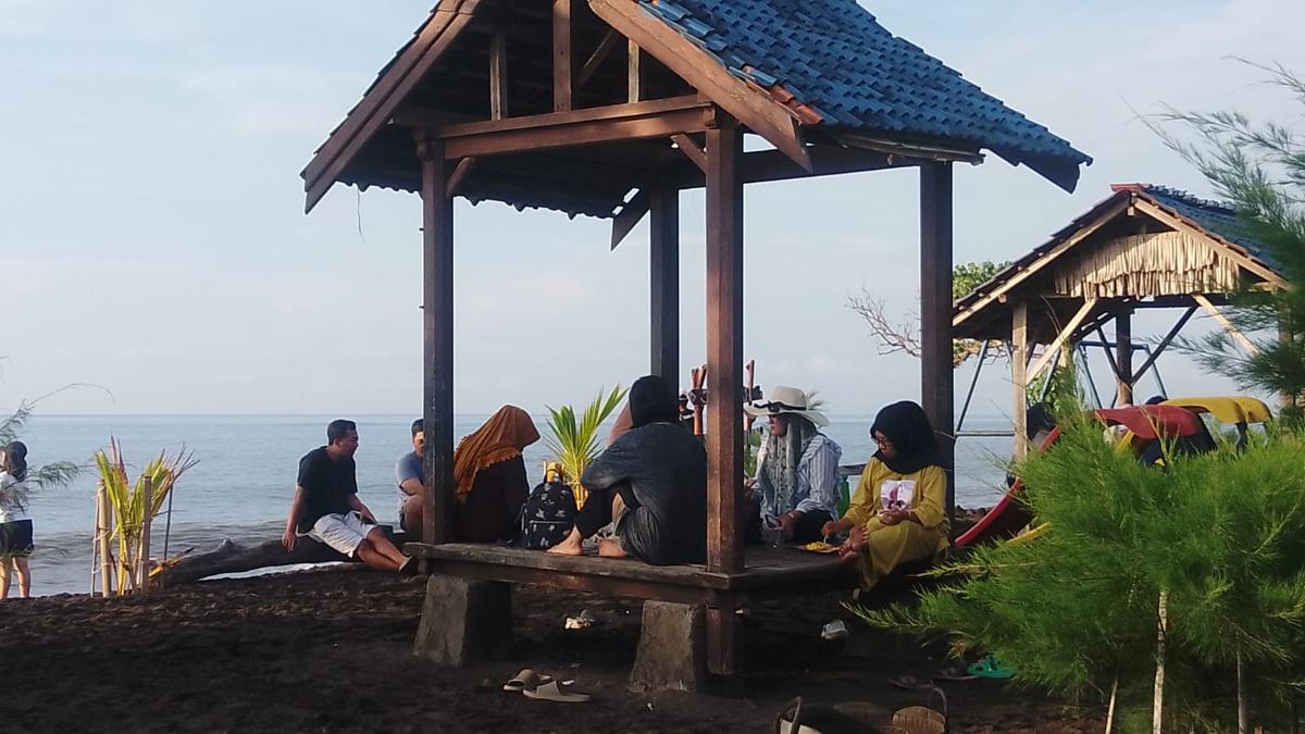 Pesona Pantai Wonosari Banyuwangi, Tempat Asyik Menikmati Selat Bali