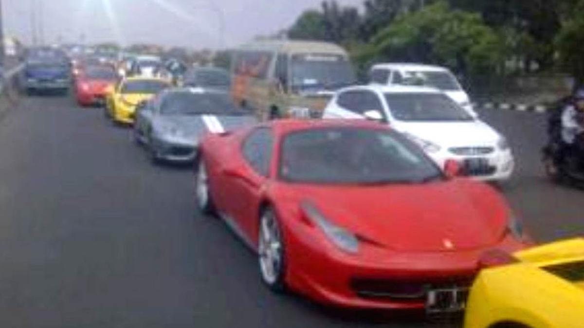 Warga Bandung kesal rombongan Ferrari bikin macet - Berita Otosia.com