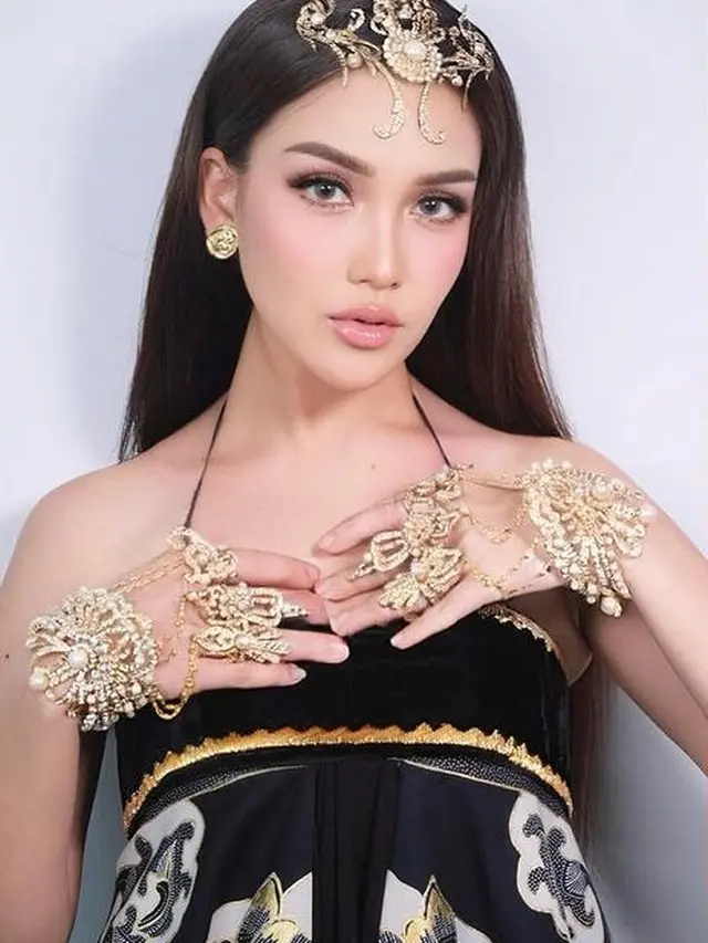 7 Potret Ayu Ting Ting Bertabur Perhiasan Emas, Tampil Elegan Bak Putri Raja - Hot Liputan6.com
