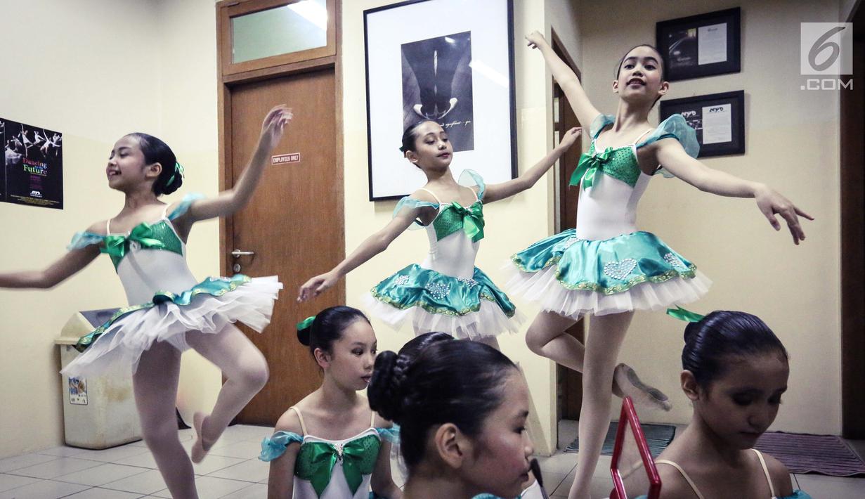 FOTO: Potret di Balik Layar Para Penari Balet Namarina - Foto Liputan6.com