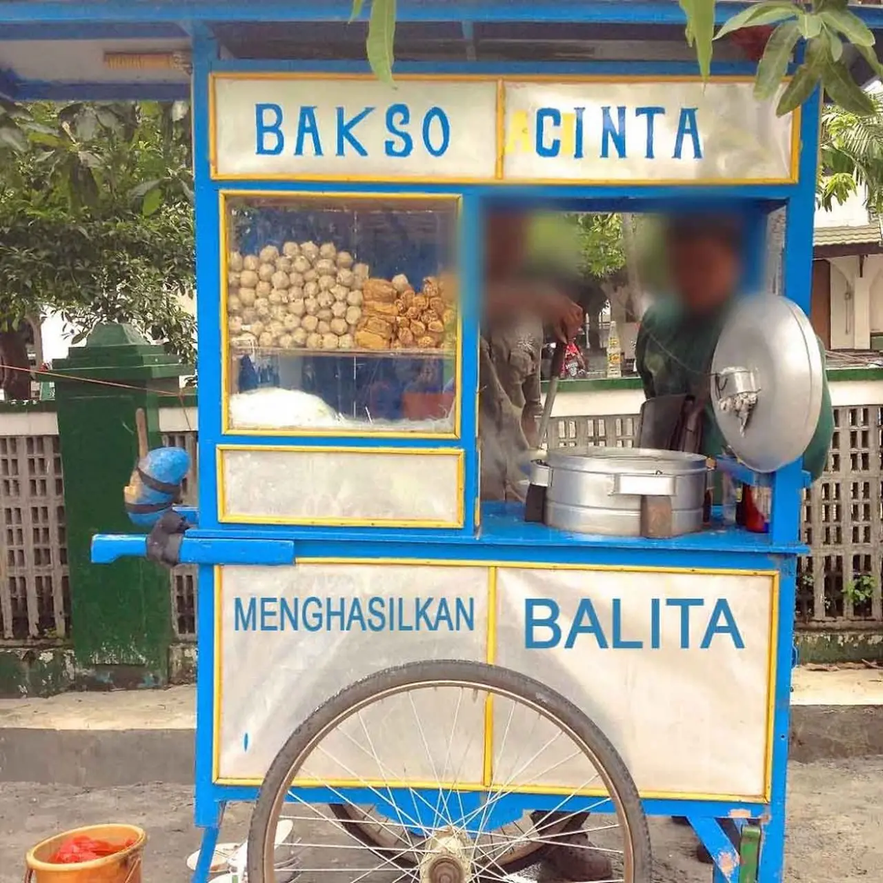 6 Tulisan Lucu di Gerobak Bakso Ini Bikin Pembeli Geleng Kepala - Hot ...