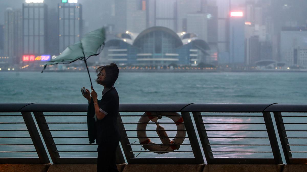 Topan Saola Terjang Hong Kong - Foto Liputan6.com