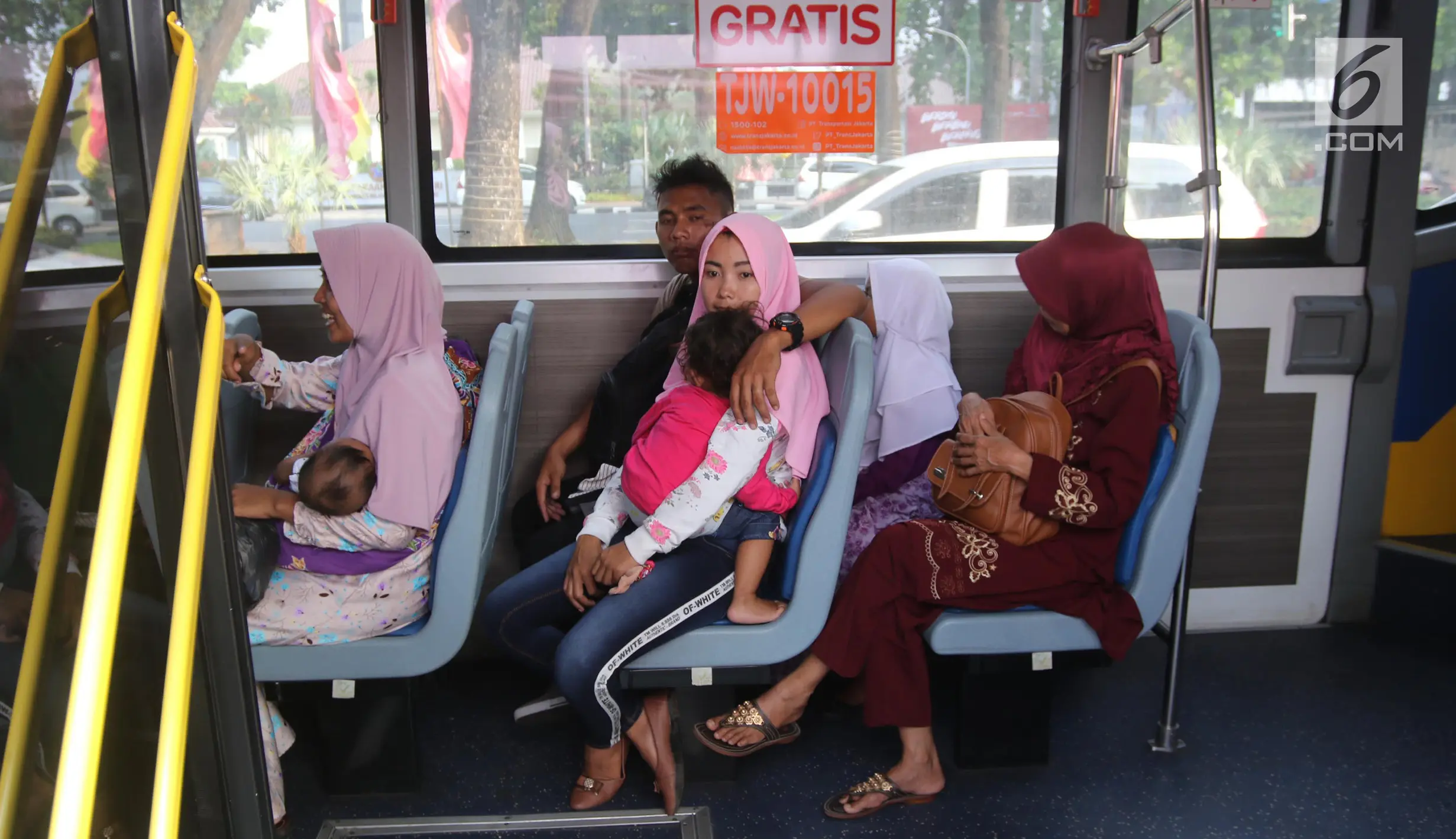 FOTO: Lebaran Hari Kedua, Bus Tingkat Wisata Ramai - Foto Liputan6.com