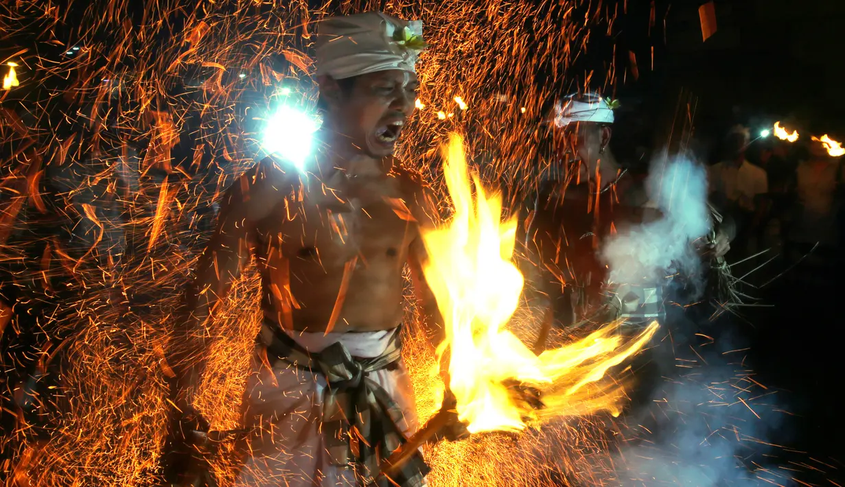 FOTO: Memukul Badan dengan Api, Warga Bali Gelar Tradisi Lukat Gni ...