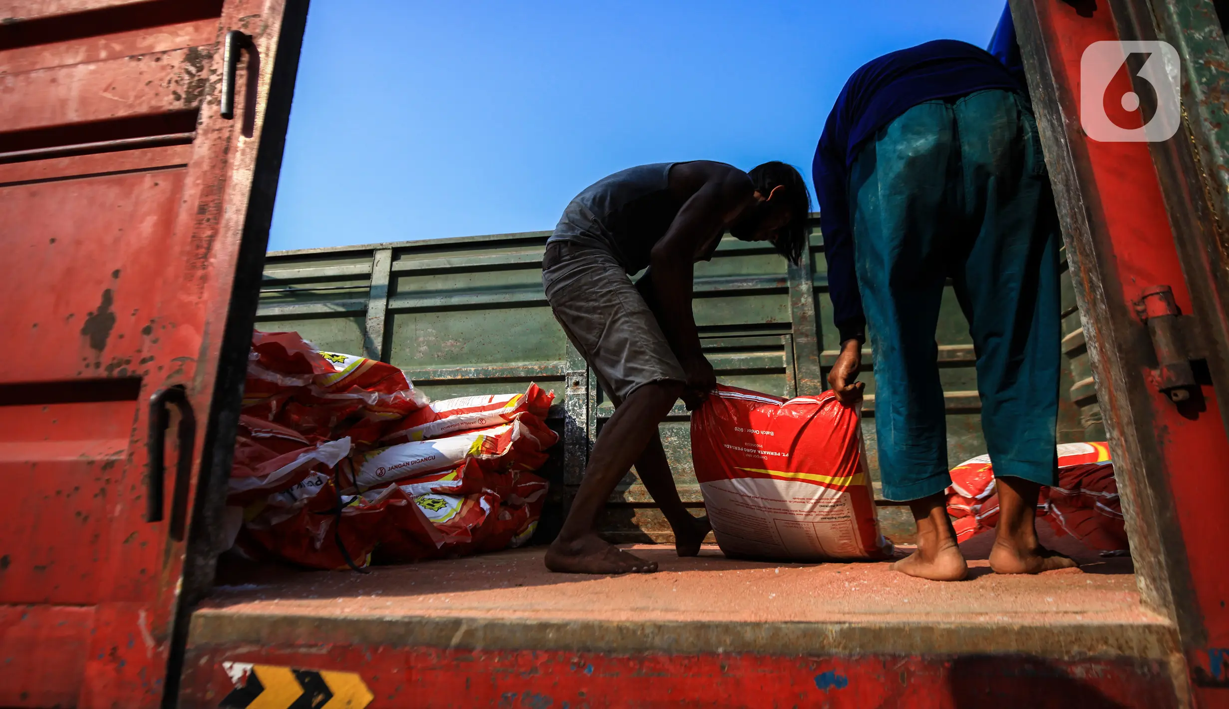 FOTO: Aktivitas Buruh Bongkar Muat di Pelabuhan Sunda Kelapa - Foto ...