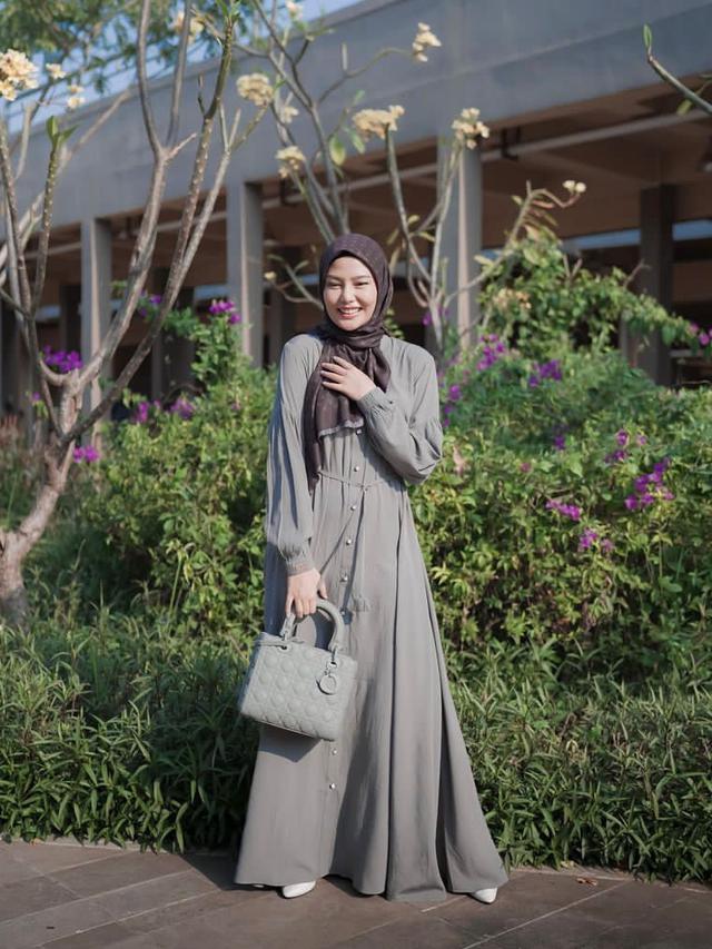 10 Model Gamis Polos Modern 2025 dengan Detail Unik yang Elegan dan ...