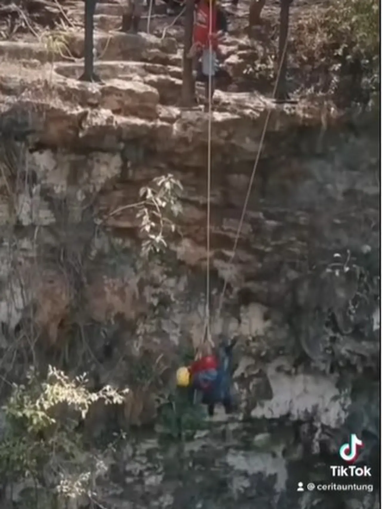 10 Potret Arie Untung dan Keluarga Nikmati Goa Sedalam 90 Meter, Indah ...