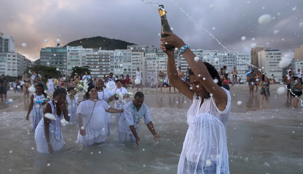 FOTO: Ritual untuk Dewi Laut Menyambut Tahun Baru di Brasil - Foto ...