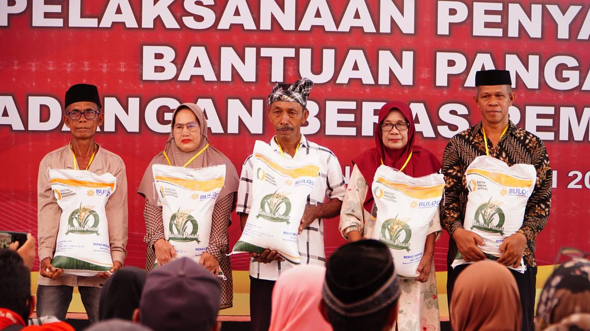 Bantuan Pangan Beras 10 Kg Berlanjut hingga Akhir 2024, Jokowi Beri ...